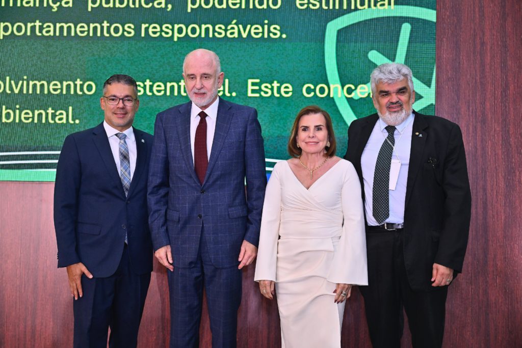 TCE-AM e IRB encerram Congresso Internacional de Controle e Políticas Públicas com palestra ...